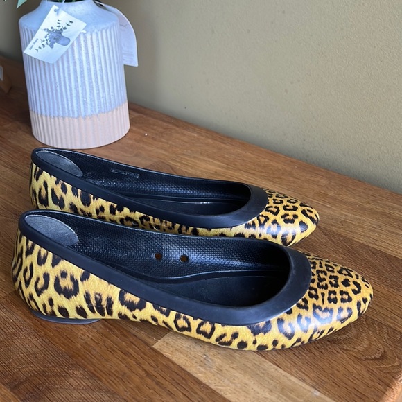 CROCS | Shoes | Crocs Women Lina Leopard Flats Size 7 | Poshmark